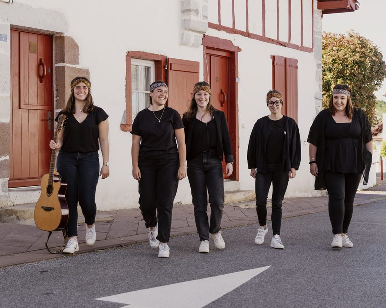 Bost Axola + Denen Kanttua + Etxe Nami — Institut culturel basque